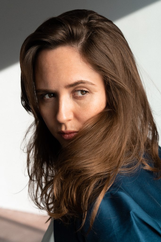 EMILY COX / ACTRESS – Luis Zeno Kuhn